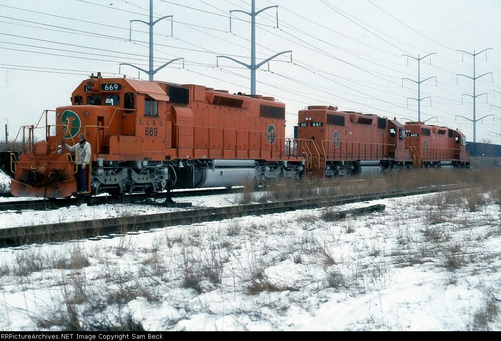 EJ&E 669, 661, and 660